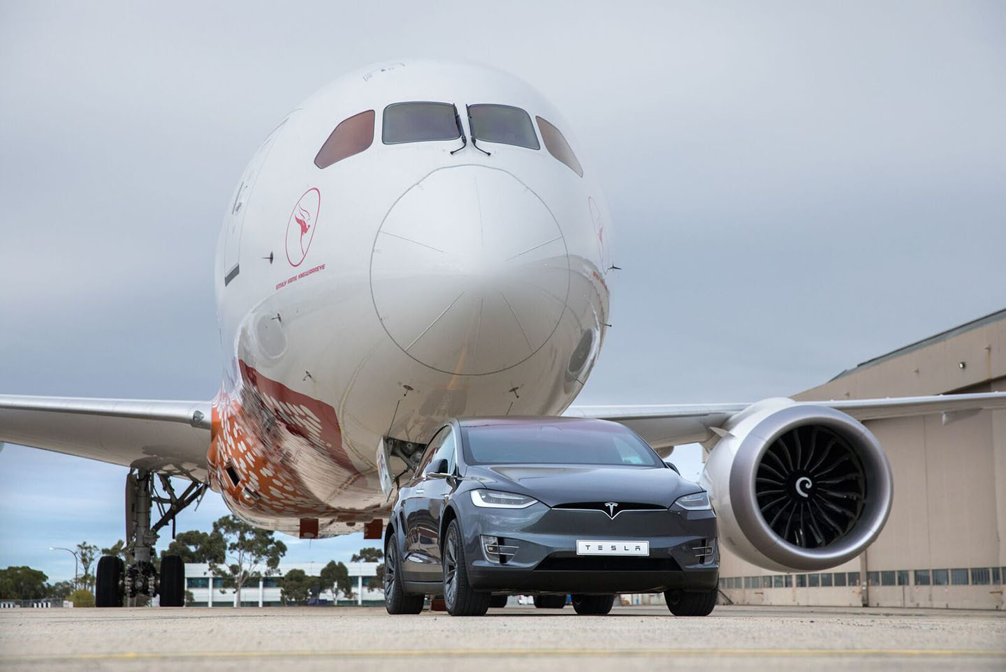 Un Tesla Model X remolcando un avión de 130 toneladas (vídeo)