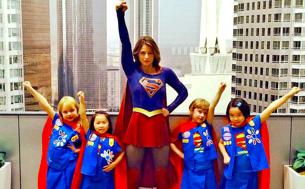 Melissa Benoist recibe a las "super girl scouts" durante el rodaje de ...